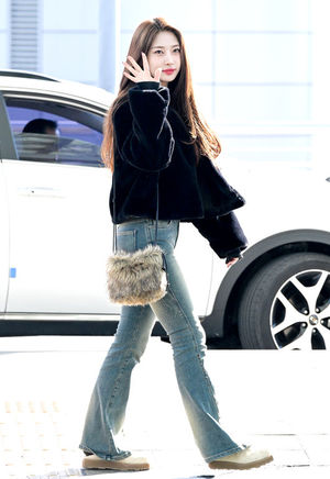 [사진]에버글로우 시현, '털가방 메고' - OSEN