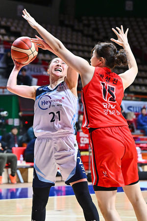 [사진] 김진영, 수비는 팔로 막고 골밑슛 - OSEN