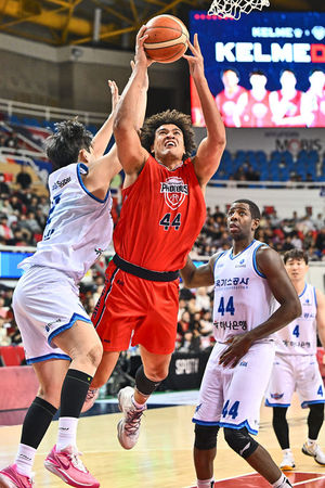 [사진] 프림, 골밑은 내가 지배한다 - OSEN