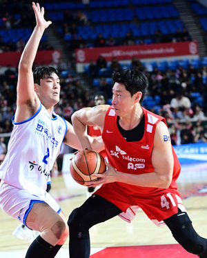 [사진]SK 오세근, '림으로 더 가까이' - OSEN