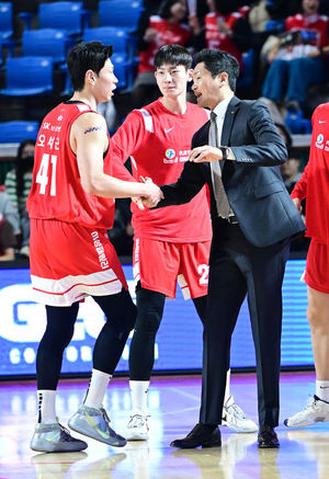 [사진]SK 오세근-전희철 감독, '분위기 올라왔다고' - OSEN