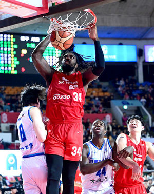 [사진]SK 워니, '분노의 투핸드 덩크' - OSEN