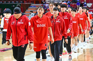 [사진] 큰 점수차 패배에 고개숙인 BNK 썸 선수들 - OSEN