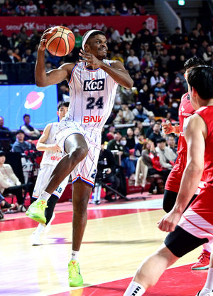 [사진]KCC 존슨, '돌파 이은 패스' - OSEN