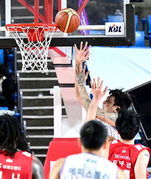 [사진]KCC 최준용, 'SK 골밑 휘저으며' - OSEN