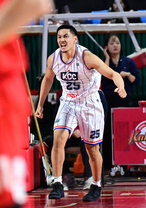 [사진]득점에 환호하는 KCC 에피스톨라 - OSEN