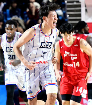 [사진]동료들 득점에 포효하는 KCC 최준용 - OSEN