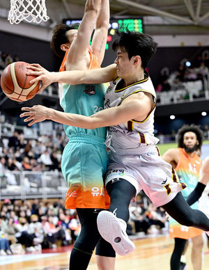 [사진]LG 유기상, '슛이 아니라 패스라고' - OSEN