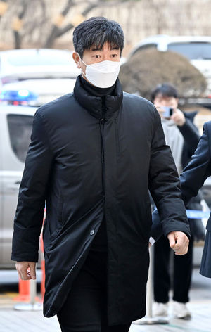 [사진]KIA 김종국 전 감독,'법원 들어서며 묵묵 부답' - OSEN