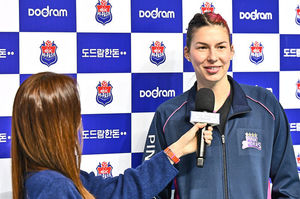 [사진] 흥국생명 윌로우 존슨, KOVO 첫 데뷔 앞두고 인터뷰 중 - OSEN