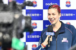 [사진] KOVO 첫 데뷔 앞둔 흥국생명 윌로우 존슨 밝은 미소로 인터뷰 - OSEN