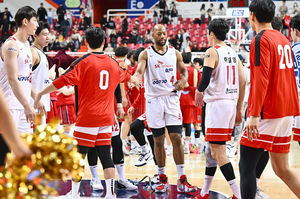 [사진] 연장 승부끝 80-92로 패한 아쉬움 많이 남는 SK 선수들 - OSEN