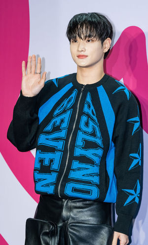 [사진]DKZ 기석,'훈훈한 손인사' - OSEN