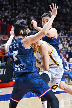 [사진] 이관희, 뚫어야 한다 - OSEN