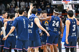 [사진] 90-69 승리 기쁨 나누는 KCC 선수들 - OSEN