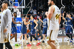 [사진] 승리 기쁨 나누는 허웅과 KCC 선수들 - OSEN