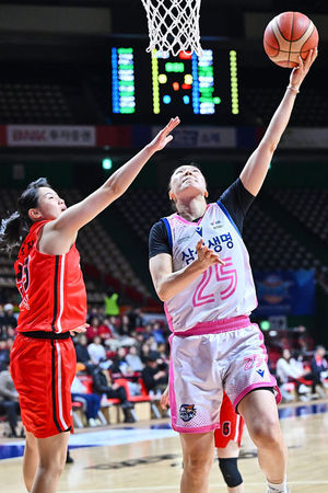 '배혜윤 더블더블' 삼성생명, BNK 썸 제압하고 3위 유지 - OSEN