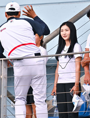 [사진]이예원 프로,'이승엽 감독님! 두산 응원하러 왔어요' - OSEN