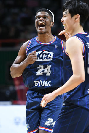 '허웅 23P·존슨 23P 21R' KCC, 한국가스공사에 4Q 역전승...홈 4연승→5위 수성 - OSEN