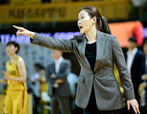 [사진]BNK 박정은 감독, '승리로 가자' - OSEN