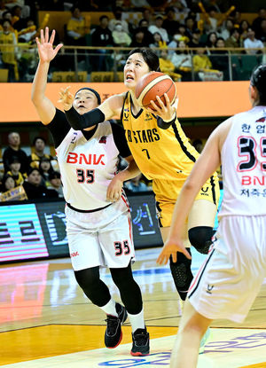 [사진]KB스타즈 박지수, '림만 보여' - OSEN