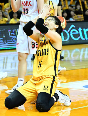 [사진]KB스타즈 강이슬, '3점 플레이 노렸는데' - OSEN