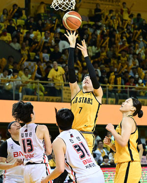 [사진]KB스타즈 박지수, '던지고 또 던지고' - OSEN