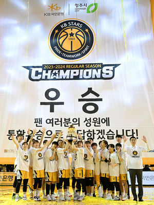 [사진]KB스타즈, '홈에서 2023-2024 정규시즌 우승 영광' - OSEN