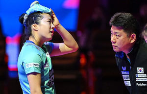 [사진] 얼음주머니로 열 식히는 신유빈 - OSEN