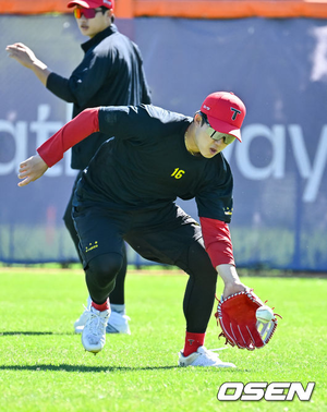 리드오프 중견수, 풀타임 첫 3할, 40도루 174안타맨, 이범호 야구 핵심될까 - OSEN