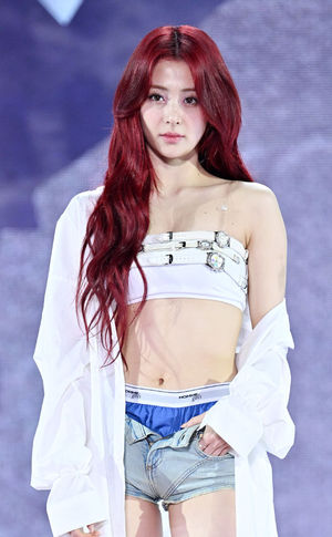 [사진]르세라핌 허윤진,'파격적인 패션' - OSEN