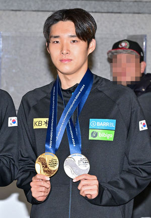 [사진]400m 우승 김우민,'단체전 은메달도 함께' - OSEN