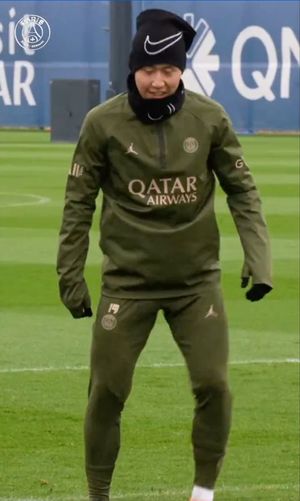 '클린스만 핑계거리 된' 이강인, PSG서 밝게 훈련..."23번째 생일 축하해!" - OSEN