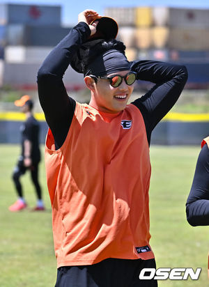 “문동주에 조언? 저보다 공 빠른데…” 160km 신인왕 클래스, ‘ML 78승’ 류현진도 인정했다 [오!쎈 현장] - OSEN