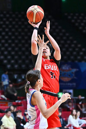 '진안 더블더블' BNK썸, 안방서 우리은행 제압...홈 최종전서 '유종의 미' - OSEN