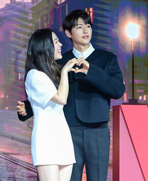 [사진]최성은-송중기, 달달한 하트 - OSEN