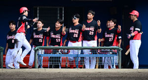 [사진]균형을 맞추는 KIA - OSEN