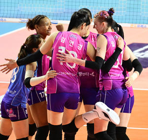 [사진]김연경, '윌로우, 서브 득점에 뒷발로 엉덩이 툭' - OSEN