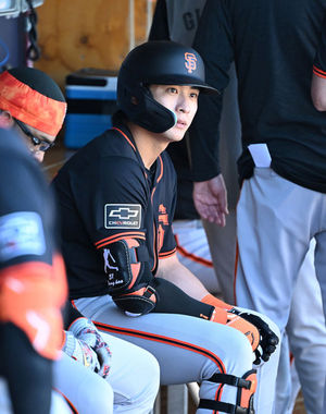 "이정후한테 어설픈 패스트볼은 안 돼" 텍사스 1R 유망주도 당했다…또 95마일 강속구 공략 - OSEN