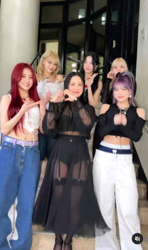 엄정화, 르세라핌에 뒤지지 않는 자태..팬츠리스룩 입고 ‘치명美’ 뿜뿜 - OSEN