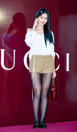 [사진]트와이스 쯔위,'여신의 볼하트' - OSEN