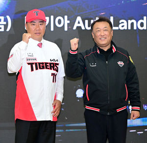 [사진]파이팅 외치는 KIA 이범호 신임 감독과 최준영 대표이사 - OSEN