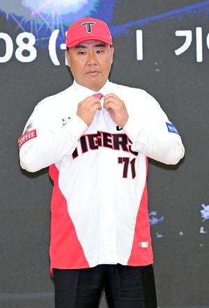 [사진]KIA 타이거즈 11대 감독 유니폼 입는 이범호 - OSEN