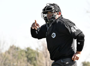 [사진]ABS 판정 듣기 위해 장비 착용한 심판 - OSEN