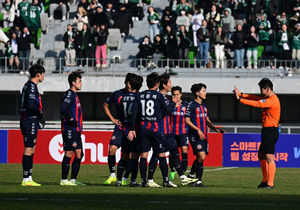 [사진]수원FC, 골보다 파울이 먼저 - OSEN