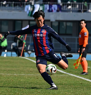 [사진]수원FC 윤빛가람 크로스 - OSEN