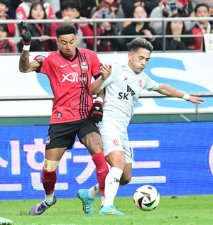 [사진]FC서울 린가드, '제주 헤이스와 볼다툼 벌이며' - OSEN