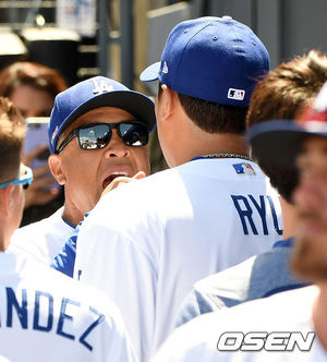 “감독님 연락처 몰라” 류현진에게 로버츠 응답했다 “RYU, 내 번호 알려줄게” 파안대소 [오!쎈 고척] - OSEN