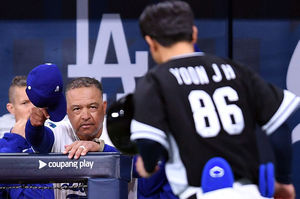 [사진]LAD 데이브 로버츠 감독, '젠틀한 인사' - OSEN