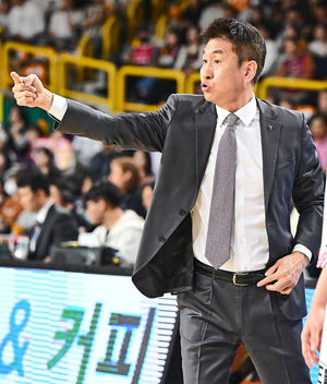 [사진] 김상식 감독, 골밑으로 돌아 - OSEN